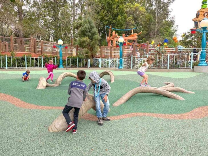 What's it Like Inside the New Disneyland Toontown? (2023)